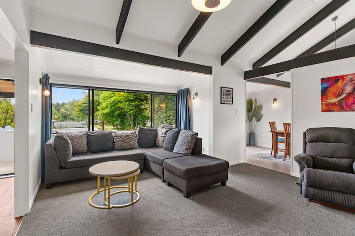 Lovely Unique 3 Bed Home In Quiet Cul-de-sac - Lake Taupo