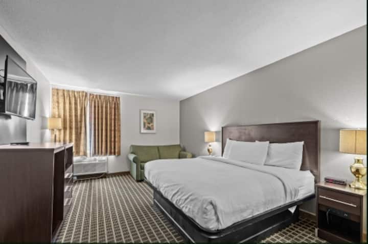 Modern Minimalist Stay In Carbondale. - Carbondale, IL