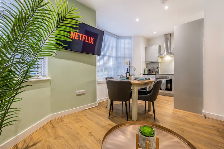 Cozy Corner At The Level • Bright & Modern - Brighton Marina