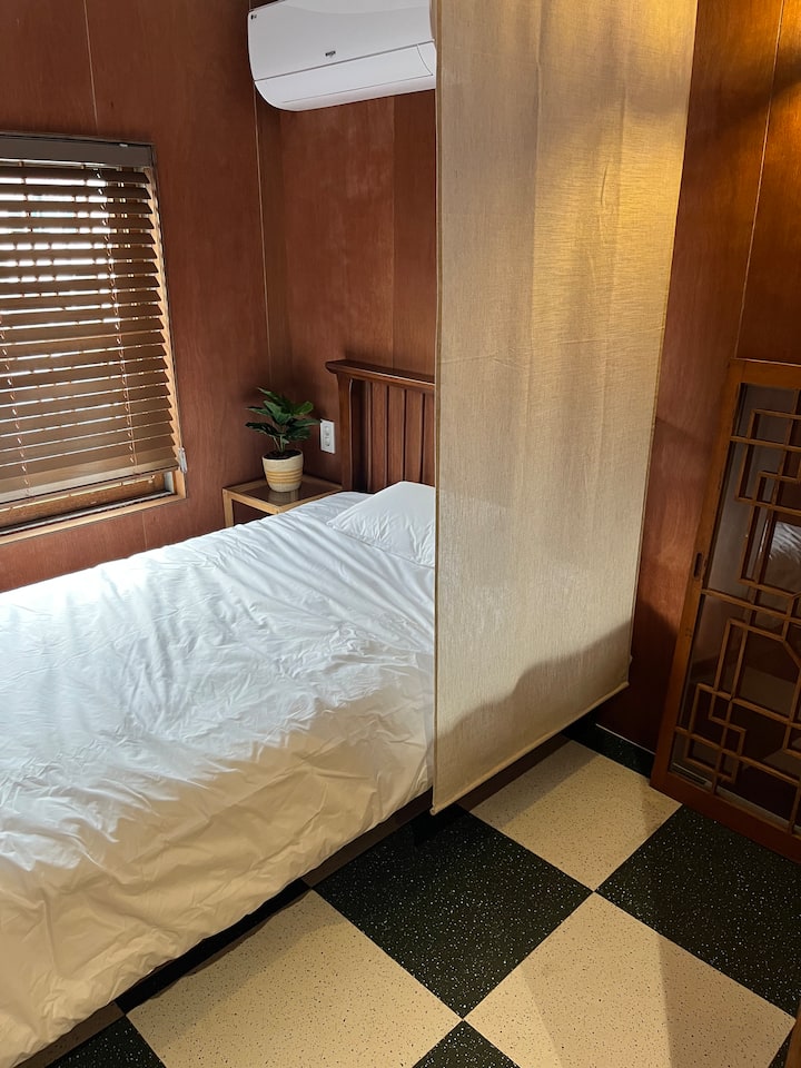 동양여관1938 1인실 ㅣ밤의 소란보다 조용한 온기가 더 어울리는 곳 - Jeju-si