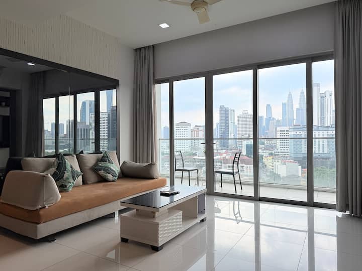 Scenic Getaway 2br Klcc View Balcony@regalia - Malaysia