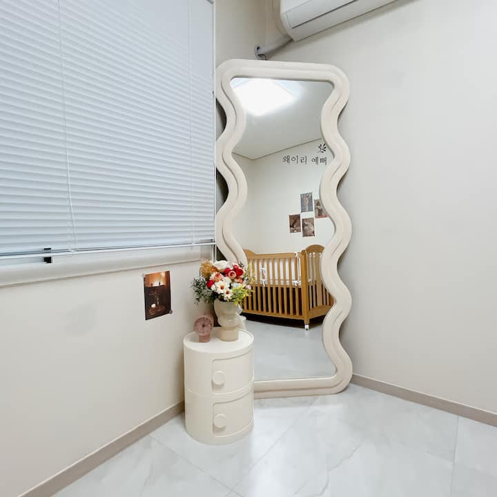 <New>오픈특가/ 1층/무료주차/룸3/퀸3/싱글2/유아침대/세탁건조기/정수기/광안리도보 - Busan Station