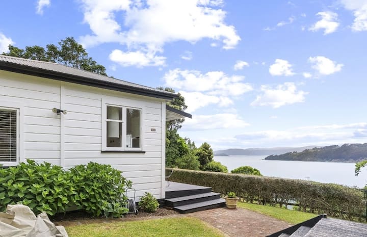 Central Sea-view Cottage Stay - Long Stays Welcome - Wellington