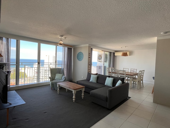 Spacious And Bright Apartment With A View - Surfers Paradise