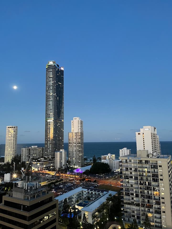 Spacious And Bright Apartment With A View - Surfers Paradise