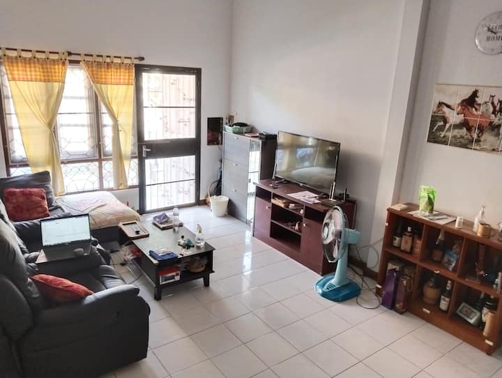 Cozy Home At The End Of The Lane - Si Racha