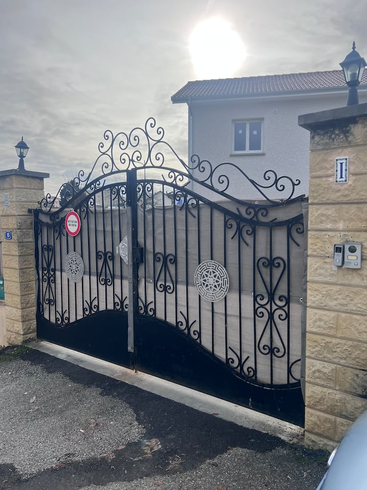 Maison Calme à La Campagne - Les Avenières