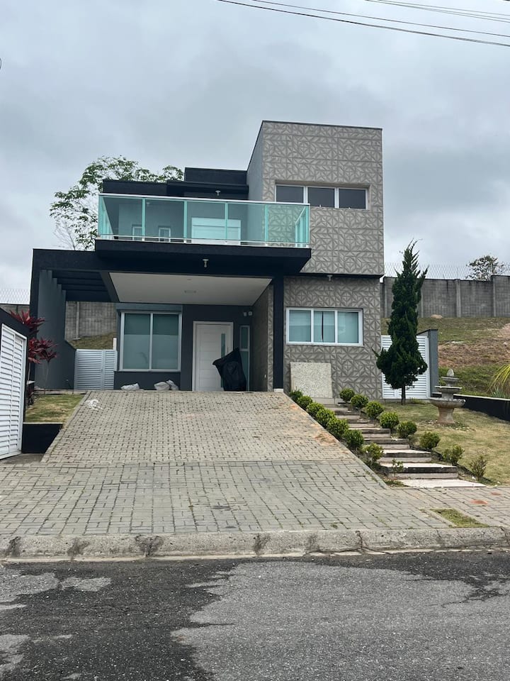 Aruã Brisas 
Casa 3 Dorm Com 3 Suítes Com Piscina - Arujá