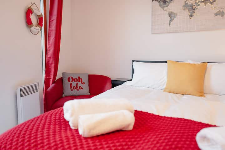 The Captain's Quarters - 2 Bed 2 Bath, Water Views - Chatham, Kent