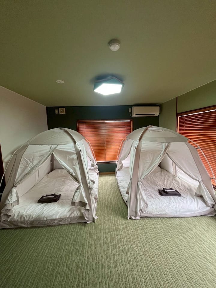 2名1室の料金キャンピングスタイルのツインルームでテント内はダブルサイズのマットレスです。 - 이이다시