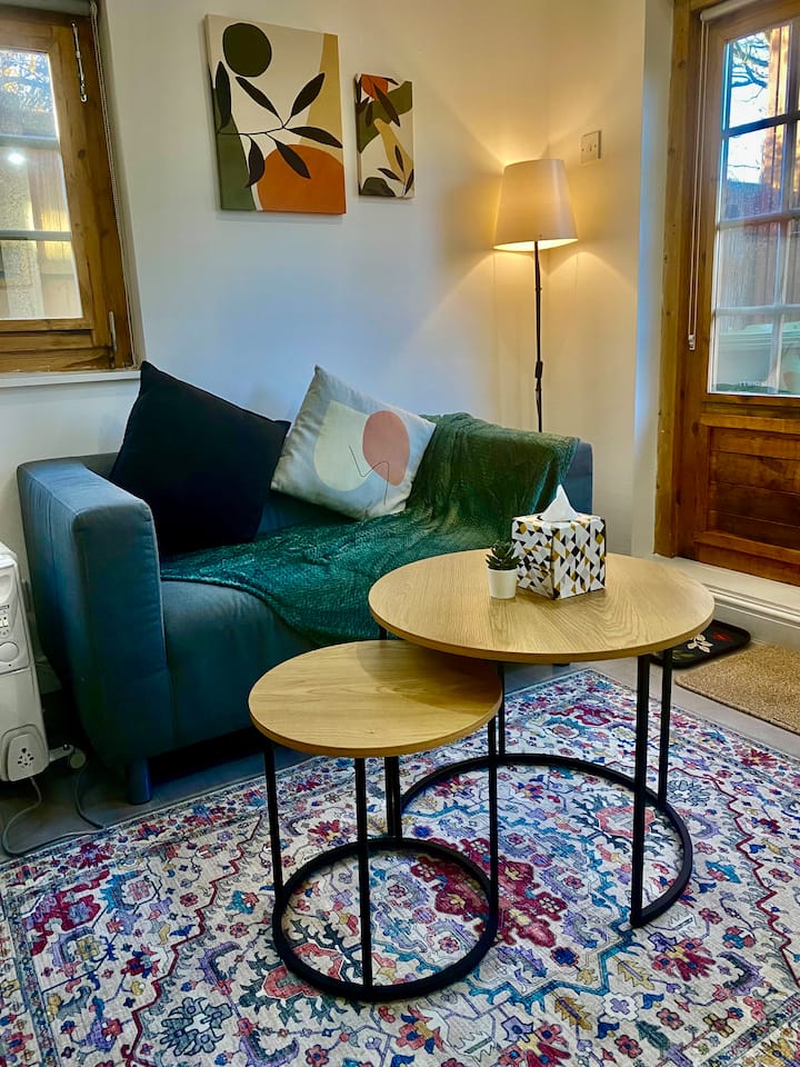 Private Studio Apartment With King-size Bed. - Romford