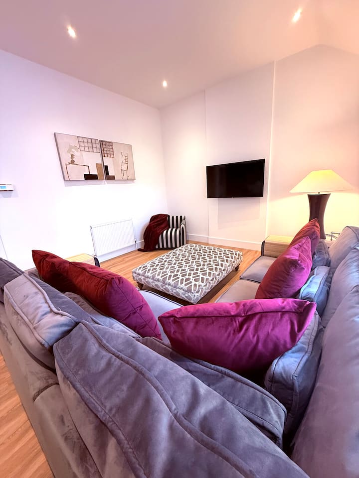 2 Bedroom Courtyard Barn-
Near Stansted Airport - London Stansted Airport (STN)