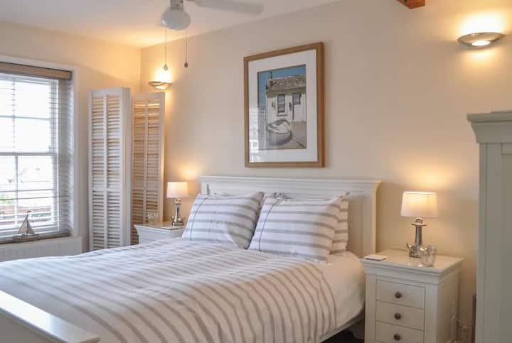 Starboard Light: Your Cosy River View Cottage - ライミントン