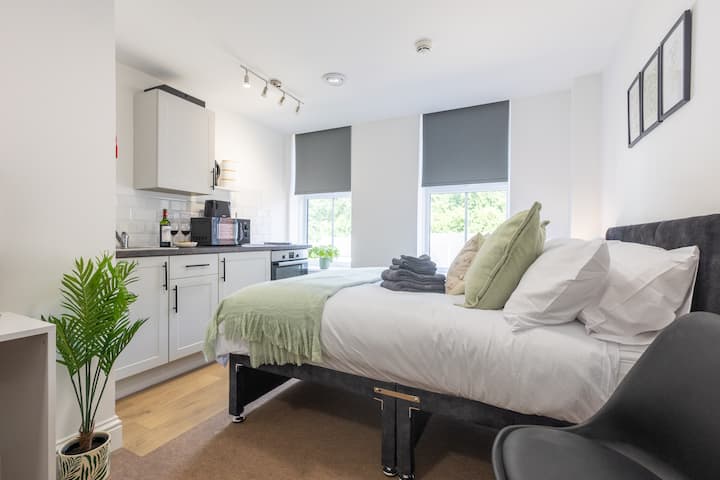 Luxury Chic Four Bedroom With Kitchen And Parking - Derby