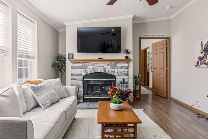 Sip & Stay Vineyard Getaway - Beaver Dam State Park, Royal Lakes