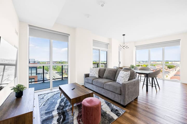 3-bdr + Den - Loft With City Views & Parking - Toronto