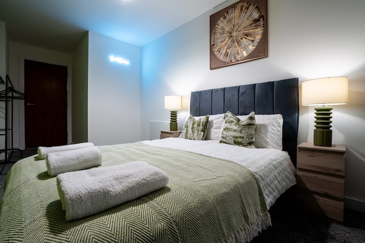 Long-stay 2br City Flat • Balcony Views • Sleeps 8 - Leeds