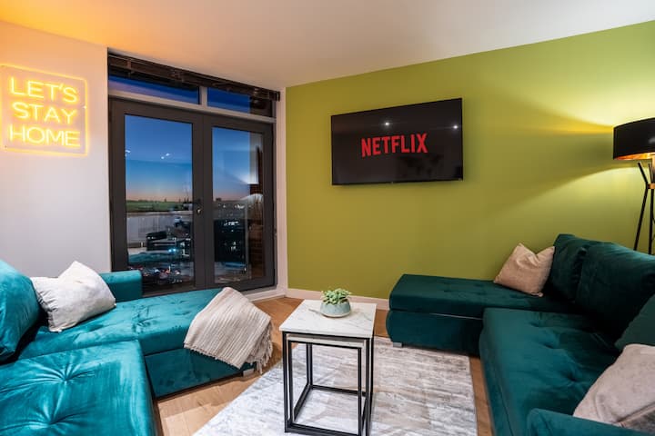 Stylish 2br Apt / Sleeps 8 W/ Skyline Views - Leeds