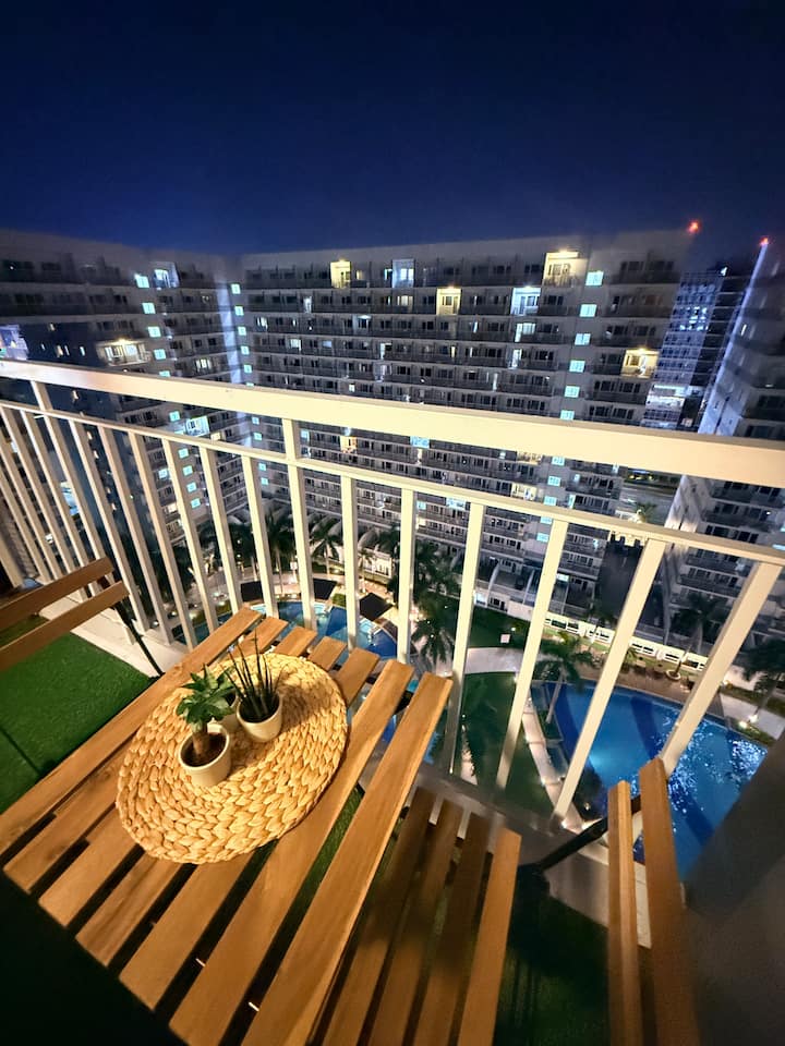 Minimalist 1br Condo W/ Pool View Balcony Near Moa - Metro Manila