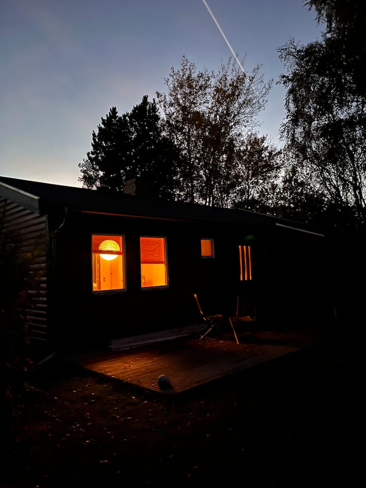 Idylisk Sommerhus Med Brændeovn Omgivet Af Træer - Denmark