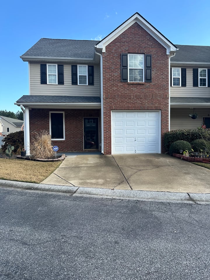 Spacious Cartersville Townhome - Cartersville, GA