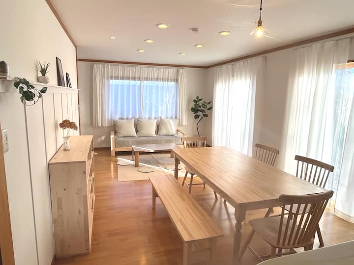 スキー場巡りの拠点になる｜安曇野の街並みと山を望む一棟貸し別荘 - 大町市