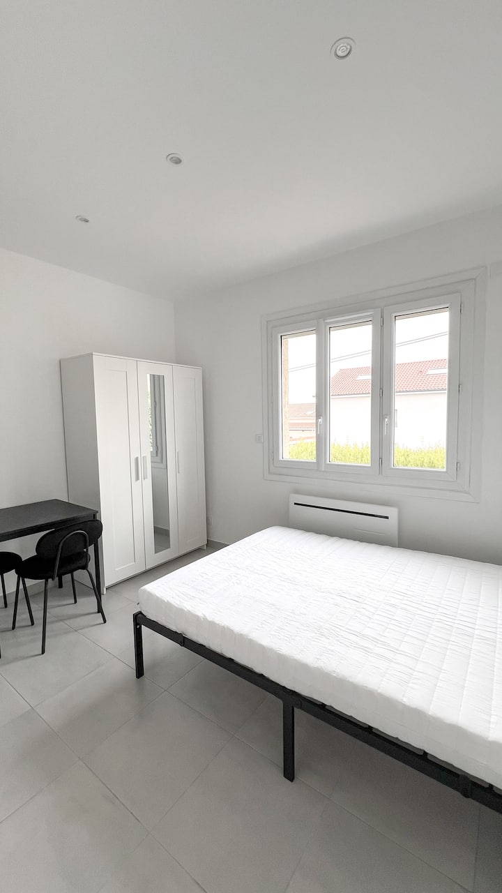 Studio Meublé Neuf De Standing Avec Jardin - Vénissieux