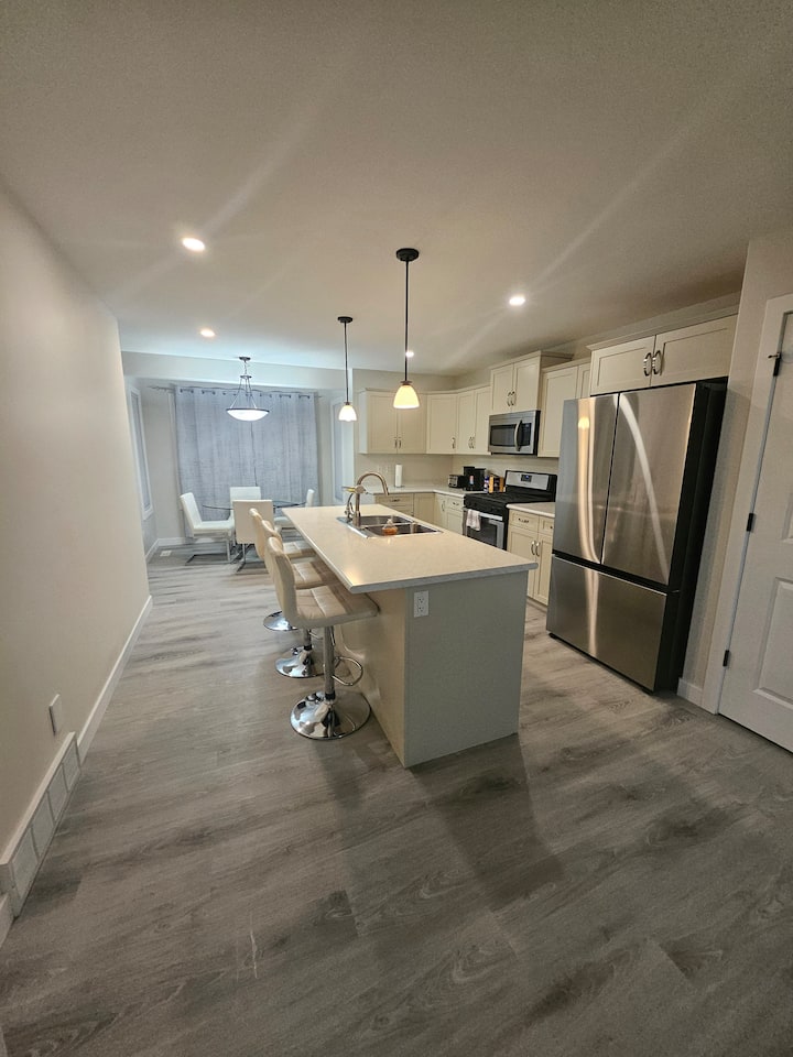 Charming Comfortable 3-bedroom Home In Regina - Regina