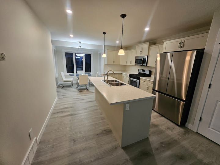 Charming Comfortable 3-bedroom Home In Regina - レジャイナ