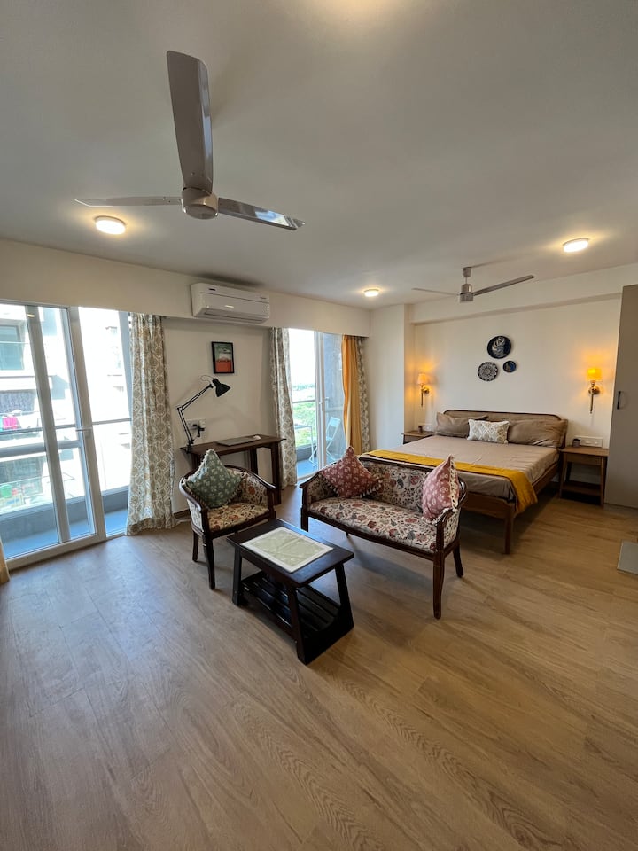 Runway Retreat — Airport Studio With Runway View - Pune