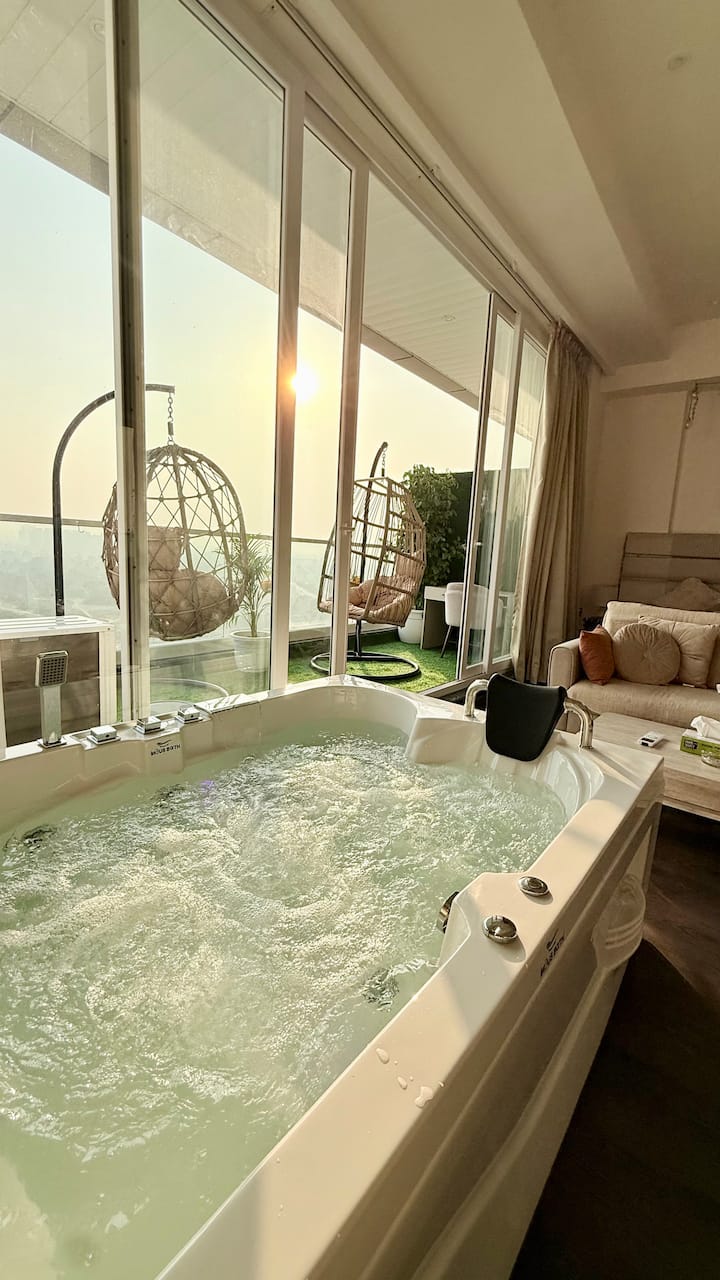Sundowner Jacuzzi 19 Private Garden Terrace Studio - India
