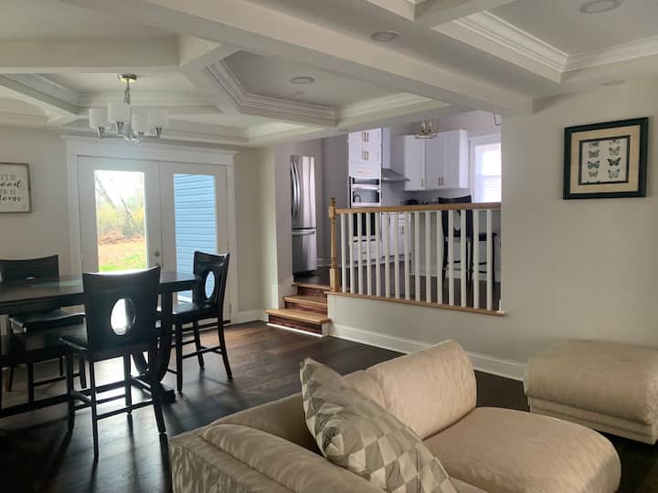 Good Vibes Queen Suite W 65” Tv & Parking - C - West Chester, PA