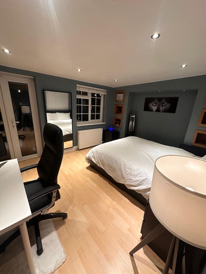 Bright Room With Semi-private Patio & Nature Views - Milton Keynes