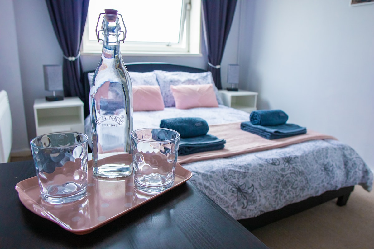 Bright Private Double Room - Walk to Power Station - Condominiums for ...