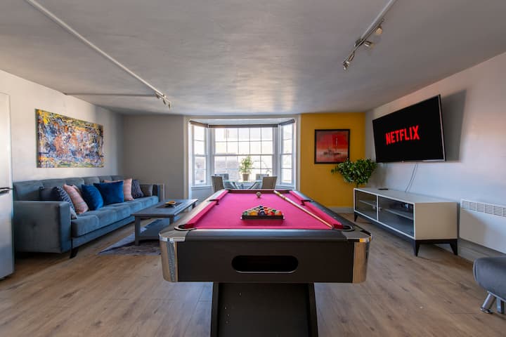 Bright Town Centre Apartment/ Pool Table/sleeps 4 - Maidstone