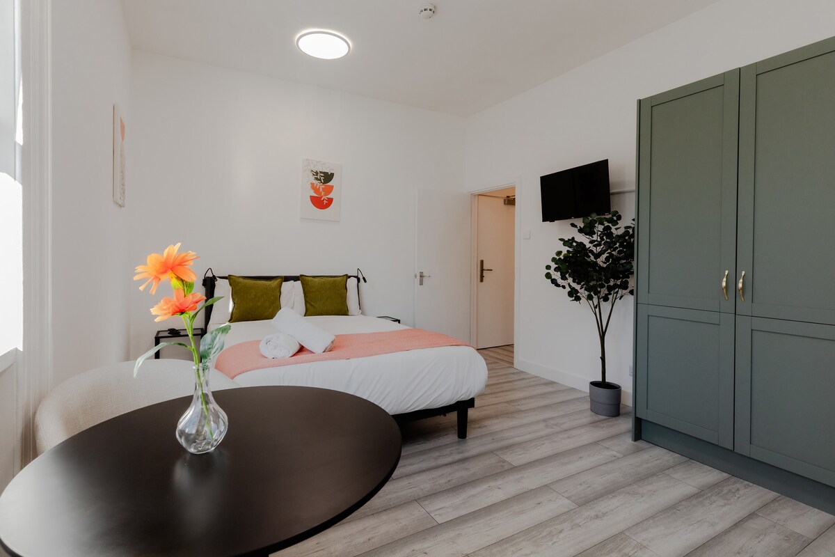 Urban Chic & Bright Studio | Kensington Area - Flats for Rent in ...