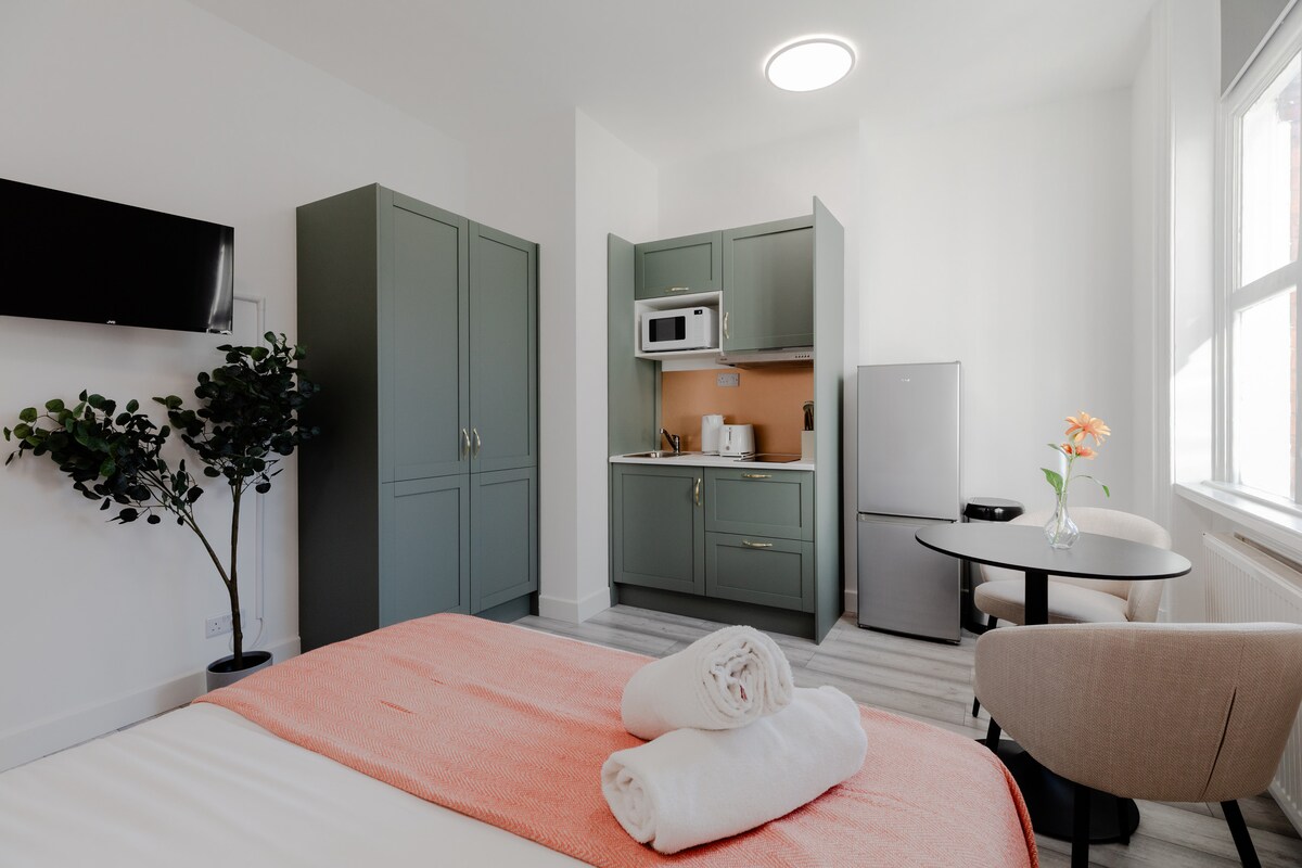 Urban Chic & Bright Studio | Kensington Area - Flats for Rent in ...