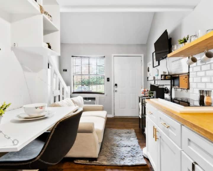 Relax & Unwind With Modern Features + Free Parking - Raleigh, NC