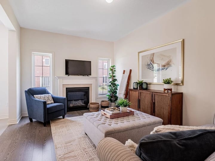 Bright & Cozy Oshawa Getaway | 4 Bedroom 3.5 Bath - Bowmanville