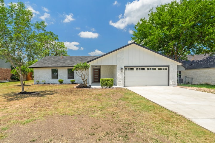 Modern 4br Home Near Austin - Sleeps 12 - Big Yard - Pflugerville, TX