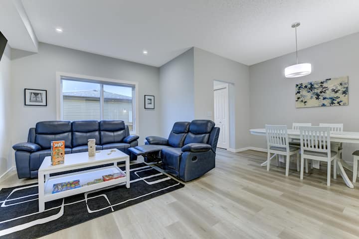 Bright & Modern Home, Sleeps 8+, Garage Parking! - Edmonton