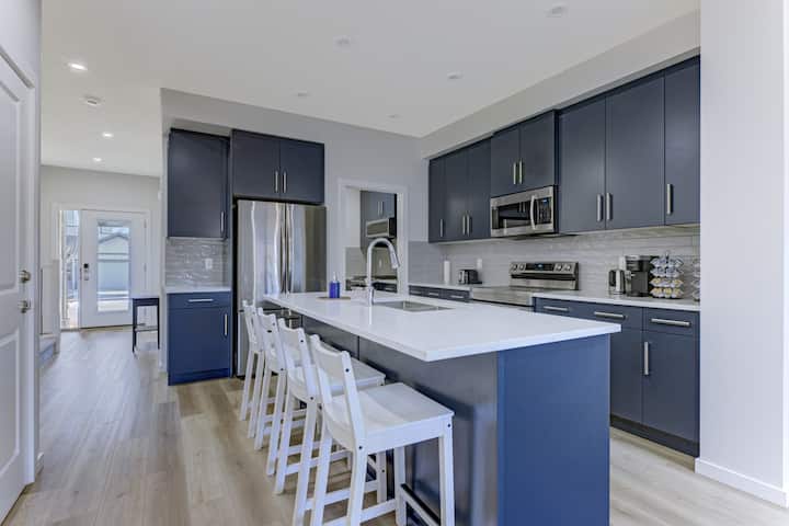 Bright & Modern Home, Sleeps 8+, Garage Parking! - Edmonton