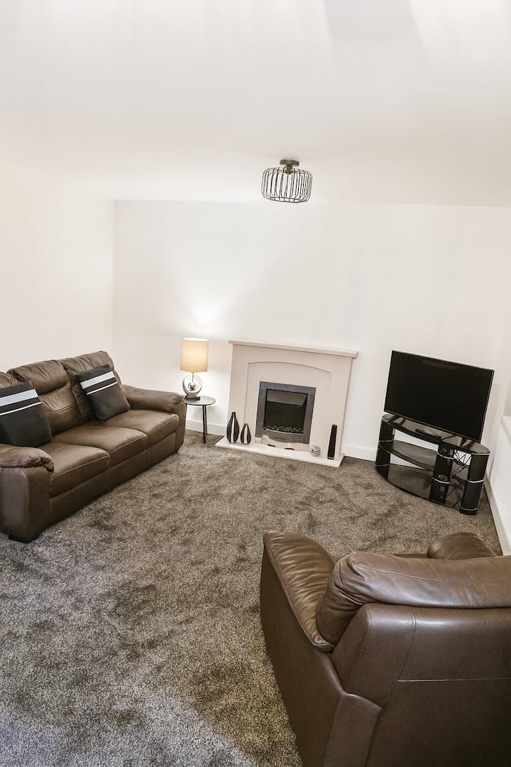 Contractor-friendly 3-bed House/parking & Garage - Mold