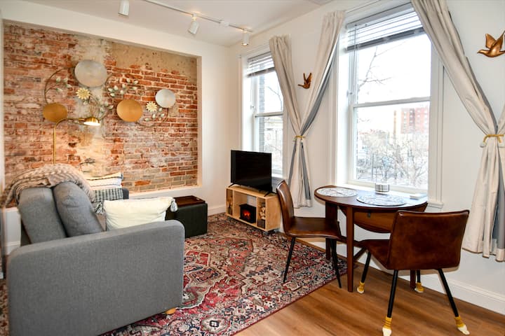 City View 3rd Flr Renovated Walkable Studio+den - Chinatown, DC