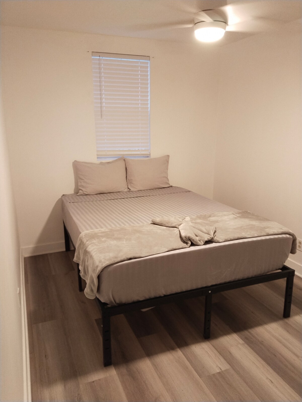 near the airport, USA border checkpoints and consulate - Houses for ...