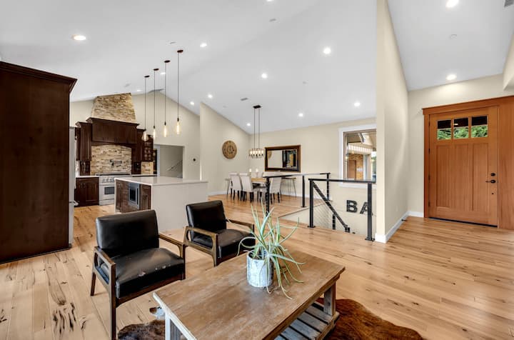 The Ridgefield Grand Estate – Luxury On 3 Levels - Paradise Point State Park, Ridgefield