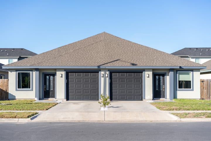 Modern 6br Full Duplex Spacex & Island Fast Wi-fi - Brownsville, TX