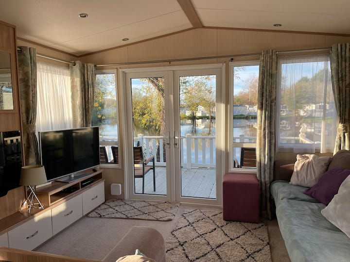 Lake Front 3 Bed Caravan, Hoburne Cotswold - 
