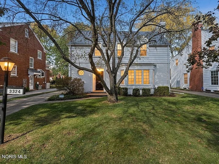 Ottawa Hills 3bd W Chef's Kitchen, King Bd, N64 - Toledo, OH