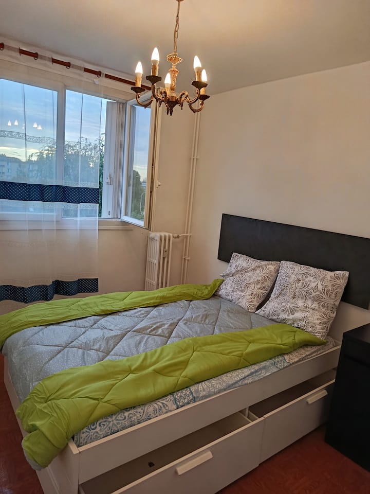 Grande Chambre Meublée Et Lumineuse.
Lit Double. - Creil